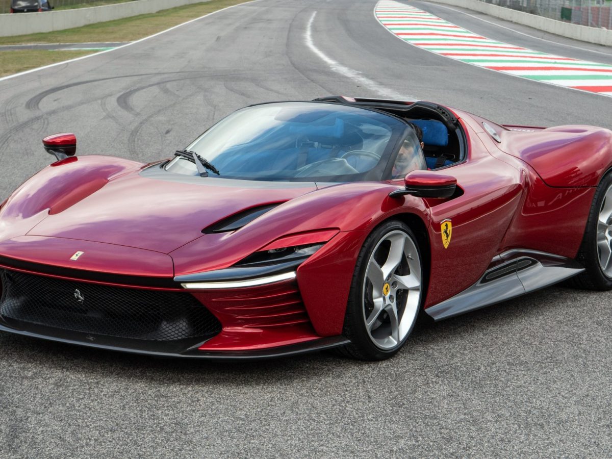 Ferrari Daytona SP3: prezzo e caratteristiche | MotoriMagazine.it